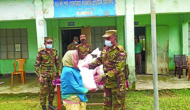 Army distributes relief goods among flood-hit in Durgapur | The Asian ...
