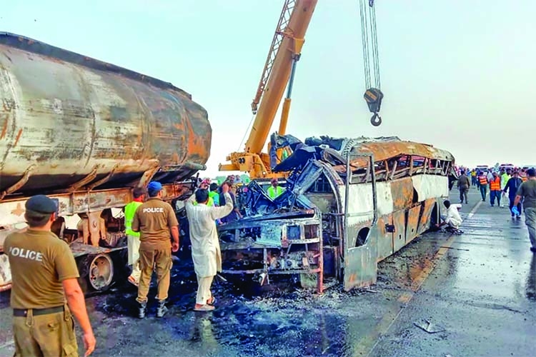 At least 20 killed in Pakistan as bus-tanker crash causes fire | The ...