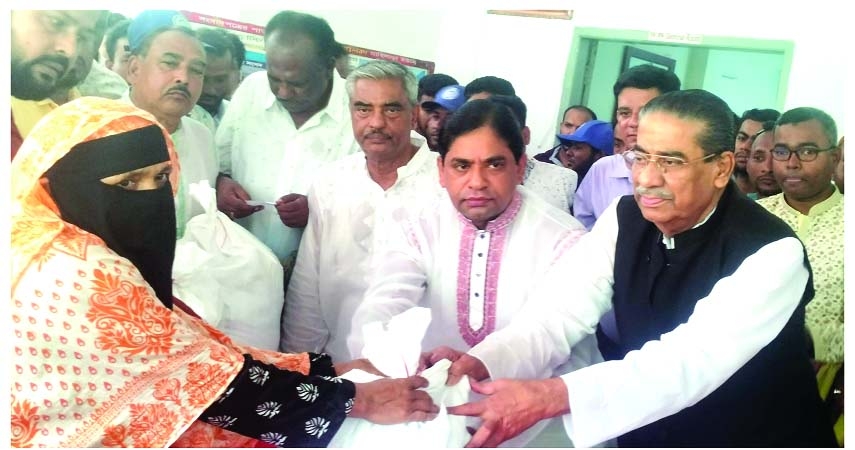 Hasanat Abdullah MP distributes iftar items in Gournadi | The Asian Age ...