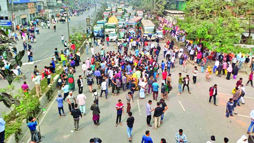 July uprising injured protesters block roads in Dhaka | The Asian Age ...